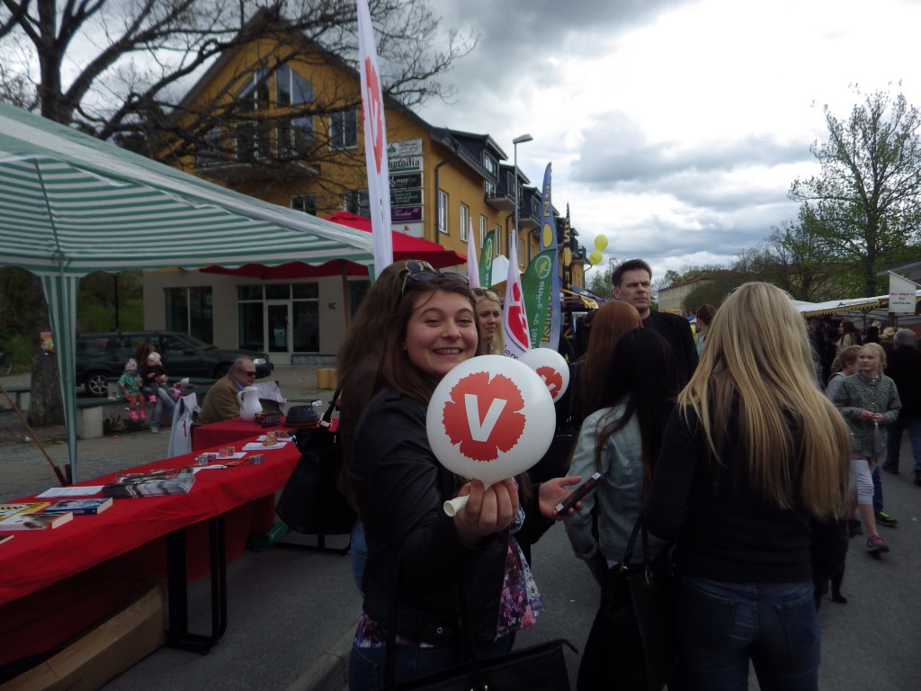 Bokquiz och ballonger populära på Knivsta Marknad - Vänsterpartiet ...